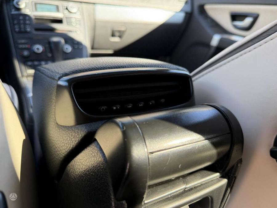Black Volvo XC90 2011 in Vilnius, with an engine capacity of 2.40 L and mileage of 296 thousand km for 9999 €, photo 29 on AUTOMOTO.COM.LV