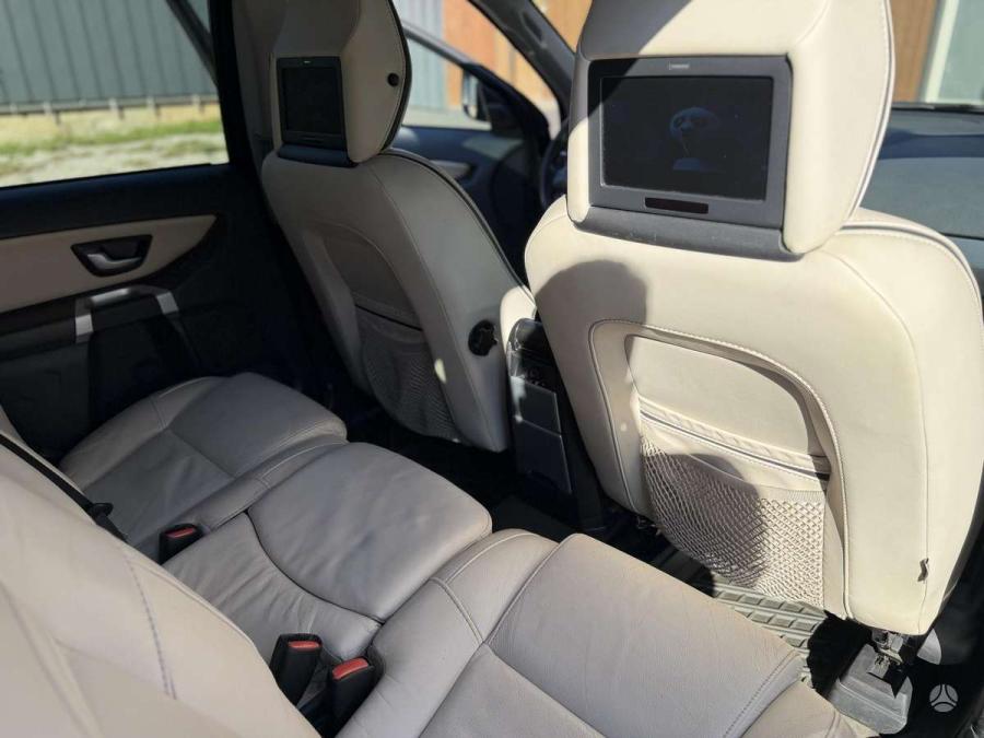 Black Volvo XC90 2011 in Vilnius, with an engine capacity of 2.40 L and mileage of 296 thousand km for 9999 €, photo 31 on AUTOMOTO.COM.LV