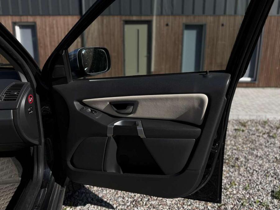 Black Volvo XC90 2011 in Vilnius, with an engine capacity of 2.40 L and mileage of 296 thousand km for 9999 €, photo 32 on AUTOMOTO.COM.LV