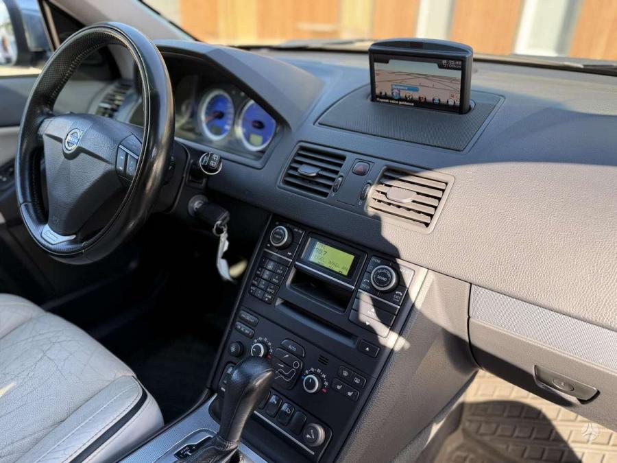 Black Volvo XC90 2011 in Vilnius, with an engine capacity of 2.40 L and mileage of 296 thousand km for 9999 €, photo 33 on AUTOMOTO.COM.LV