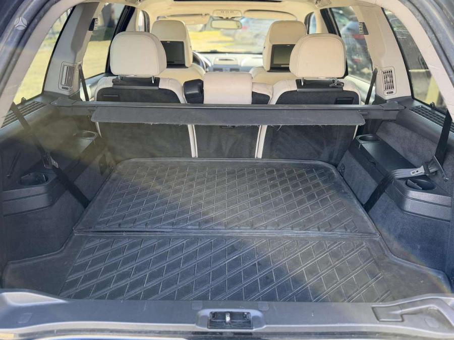 Black Volvo XC90 2011 in Vilnius, with an engine capacity of 2.40 L and mileage of 296 thousand km for 9999 €, photo 35 on AUTOMOTO.COM.LV