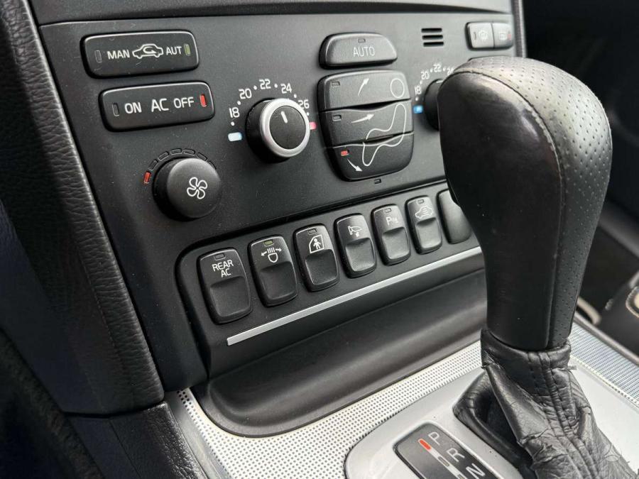 Melns Volvo XC90 2011 Tauragė, ar dzinēja tilpumu 2.40 L un nobraukumu 251 tūkst. km par 8800 €, foto 13 vietnē AUTOMOTO.COM.LV