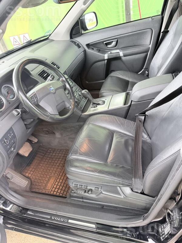 Volvo XC90 2011 in Rezekne on AUTOMOTO.COM.LV Black Volvo XC90 2011 in Rezekne, with an engine capacity of 2.40 L and mileage of 291 thousand km for 9300 €, photo 8 on AUTOMOTO.COM.LV