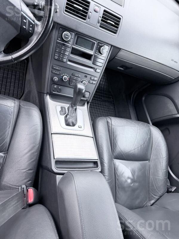 Volvo XC90 2011 in Rezekne on AUTOMOTO.COM.LV Black Volvo XC90 2011 in Rezekne, with an engine capacity of 2.40 L and mileage of 291 thousand km for 9300 €, photo 10 on AUTOMOTO.COM.LV