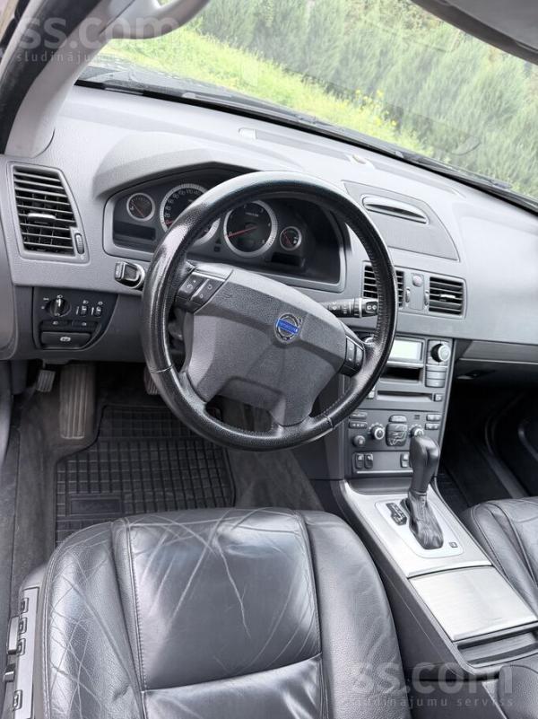 Volvo XC90 2011 in Rezekne on AUTOMOTO.COM.LV Black Volvo XC90 2011 in Rezekne, with an engine capacity of 2.40 L and mileage of 291 thousand km for 9300 €, photo 11 on AUTOMOTO.COM.LV