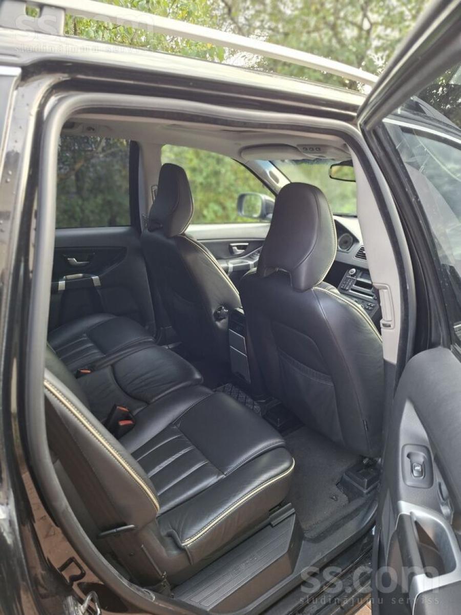Black Volvo XC90 2011 in Riga, with an engine capacity of 2.40 L and mileage of 337 thousand km for 8700 €, photo 5 on AUTOMOTO.COM.LV