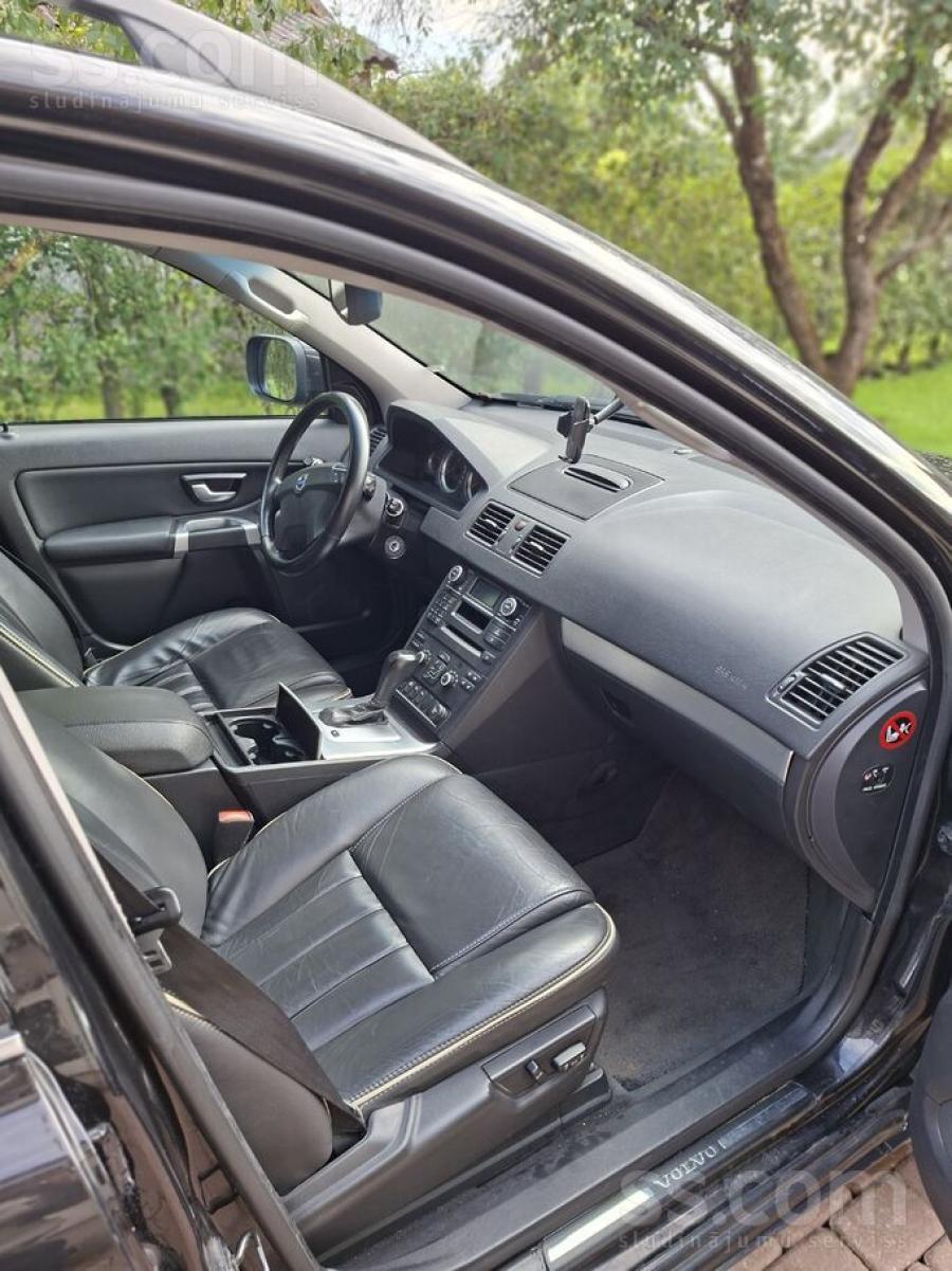 Black Volvo XC90 2011 in Riga, with an engine capacity of 2.40 L and mileage of 337 thousand km for 8700 €, photo 6 on AUTOMOTO.COM.LV