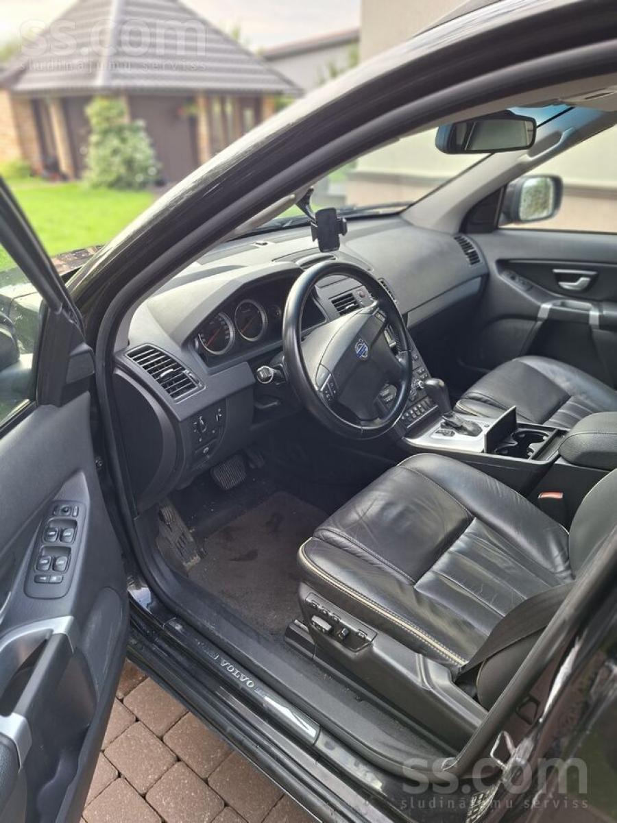 Black Volvo XC90 2011 in Riga, with an engine capacity of 2.40 L and mileage of 337 thousand km for 8700 €, photo 8 on AUTOMOTO.COM.LV