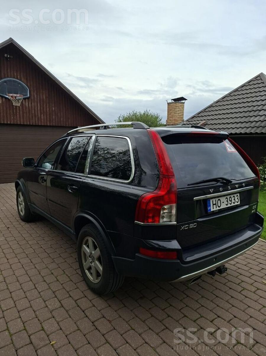 Black Volvo XC90 2011 in Riga, with an engine capacity of 2.40 L and mileage of 337 thousand km for 8700 €, photo 10 on AUTOMOTO.COM.LV