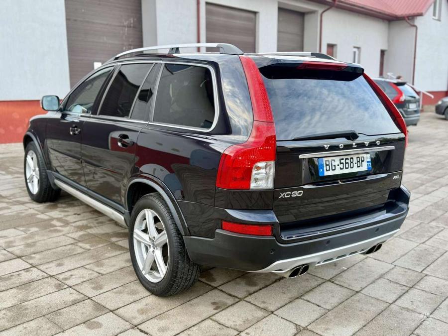 Black Volvo XC90 2011 in Raseiniai, with an engine capacity of 2.40 L and mileage of 296 thousand km for 8650 €, photo 9 on AUTOMOTO.COM.LV