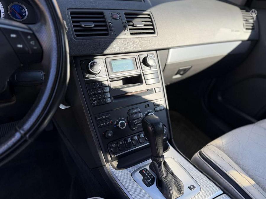 Black Volvo XC90 2011 in Raseiniai, with an engine capacity of 2.40 L and mileage of 296 thousand km for 8650 €, photo 15 on AUTOMOTO.COM.LV