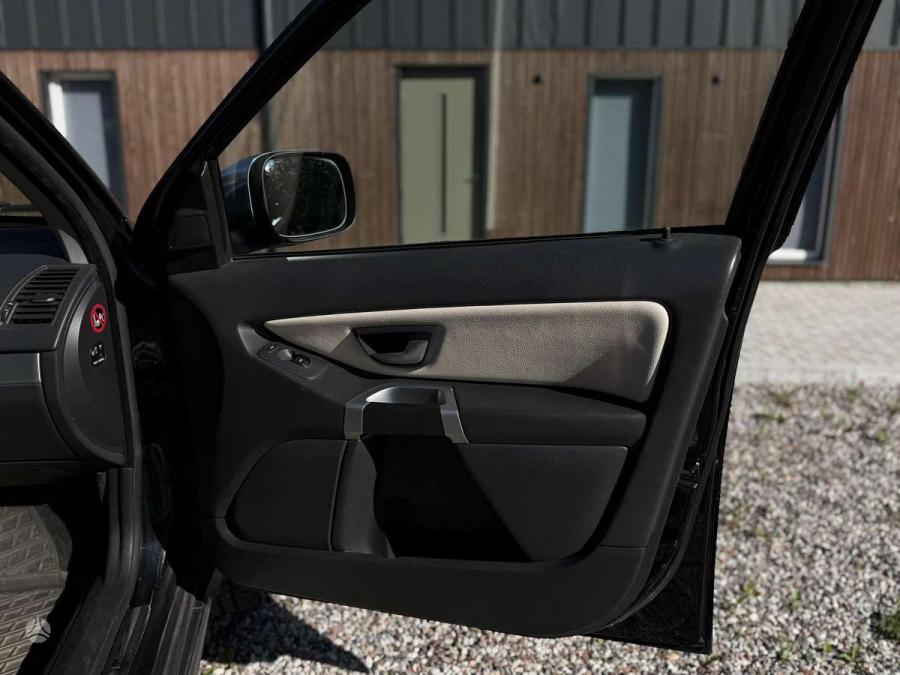 Black Volvo XC90 2011 in Raseiniai, with an engine capacity of 2.40 L and mileage of 296 thousand km for 8650 €, photo 23 on AUTOMOTO.COM.LV