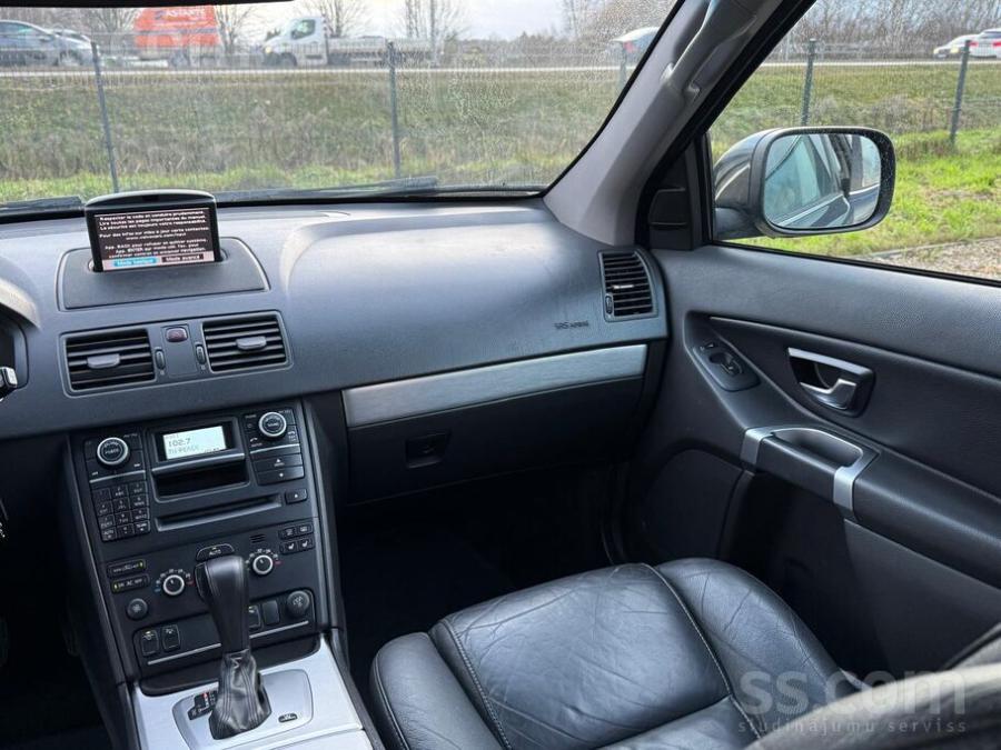 Black Volvo XC90 2012 in Jelgava, with an engine capacity of 2.40 L and mileage of 0 thousand km for 10500 €, photo 12 on AUTOMOTO.COM.LV