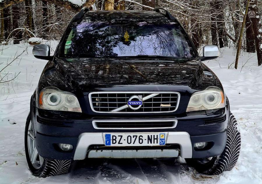 Black Volvo XC90 2012 in Vilnius, with an engine capacity of 2.40 L and mileage of 272 thousand km for 10850 €, photo 4 on AUTOMOTO.COM.LV