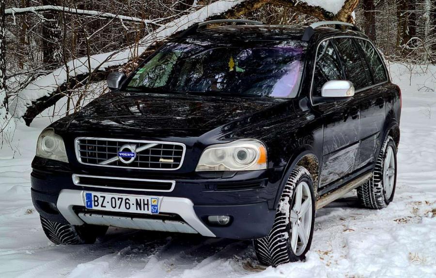 Black Volvo XC90 2012 in Vilnius, with an engine capacity of 2.40 L and mileage of 272 thousand km for 10850 €, photo 6 on AUTOMOTO.COM.LV