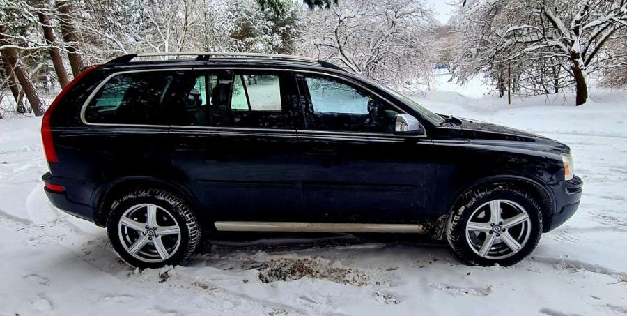 Black Volvo XC90 2012 in Vilnius, with an engine capacity of 2.40 L and mileage of 272 thousand km for 10850 €, photo 15 on AUTOMOTO.COM.LV