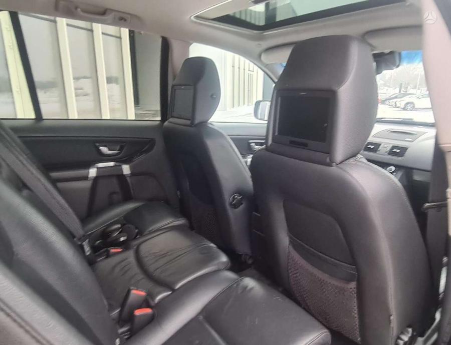 Black Volvo XC90 2012 in Vilnius, with an engine capacity of 2.40 L and mileage of 236 thousand km for 10850 €, photo 18 on AUTOMOTO.COM.LV