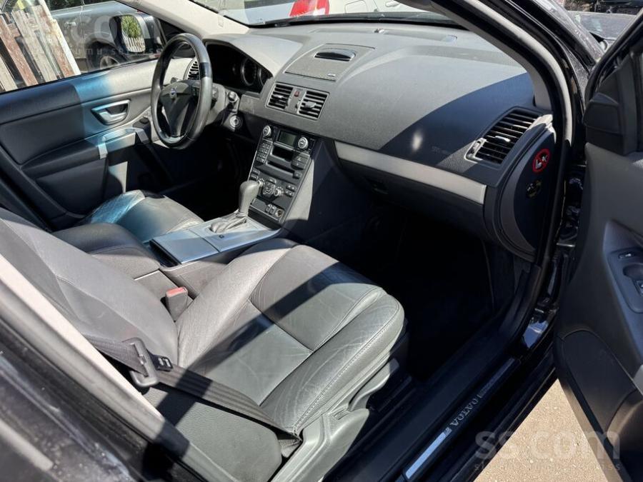 Black Volvo XC90 2012 in Riga, with an engine capacity of 2.40 L and mileage of 210 thousand km for 11900 €, photo 10 on AUTOMOTO.COM.LV
