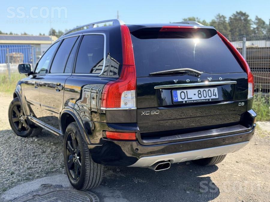 Black Volvo XC90 2012 in Riga, with an engine capacity of 2.40 L and mileage of 305 thousand km for 9995 €, photo 3 on AUTOMOTO.COM.LV