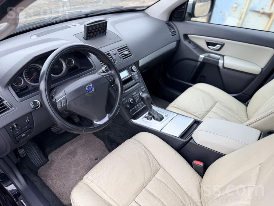 Black Volvo XC90 2012 in Riga, with an engine capacity of 2.40 L and mileage of 305 thousand km for 9995 €, photo 9 on AUTOMOTO.COM.LV