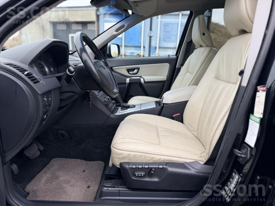 Black Volvo XC90 2012 in Riga, with an engine capacity of 2.40 L and mileage of 305 thousand km for 9995 €, photo 10 on AUTOMOTO.COM.LV