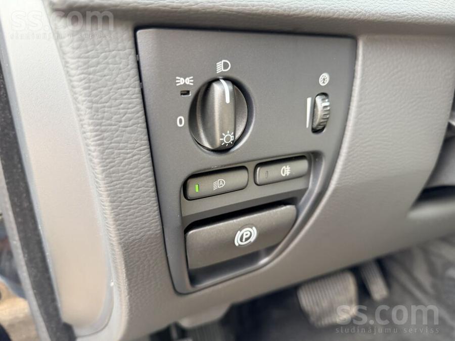 Black Volvo XC90 2012 in Riga, with an engine capacity of 2.40 L and mileage of 305 thousand km for 9995 €, photo 13 on AUTOMOTO.COM.LV