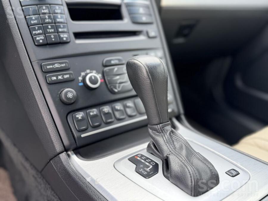 Black Volvo XC90 2012 in Riga, with an engine capacity of 2.40 L and mileage of 305 thousand km for 9995 €, photo 14 on AUTOMOTO.COM.LV