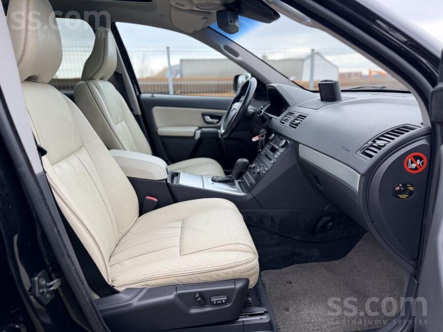 Black Volvo XC90 2012 in Riga, with an engine capacity of 2.40 L and mileage of 305 thousand km for 9995 €, photo 18 on AUTOMOTO.COM.LV