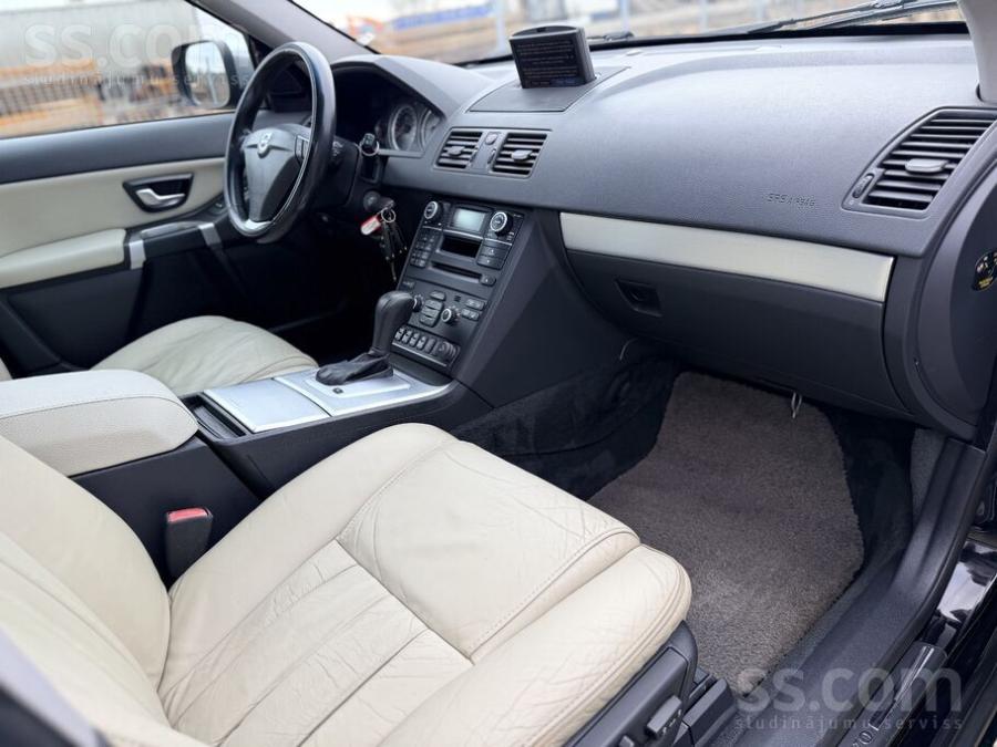 Black Volvo XC90 2012 in Riga, with an engine capacity of 2.40 L and mileage of 305 thousand km for 9995 €, photo 19 on AUTOMOTO.COM.LV