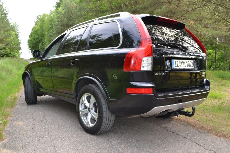 Black Volvo XC90 2012 in Vilnius, with an engine capacity of 2.40 L and mileage of 299 thousand km for 11200 €, photo 9 on AUTOMOTO.COM.LV