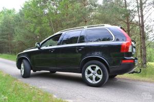 Black Volvo XC90 2012 in Vilnius, with an engine capacity of 2.40 L and mileage of 299 thousand km for 11200 €, photo 10 on AUTOMOTO.COM.LV