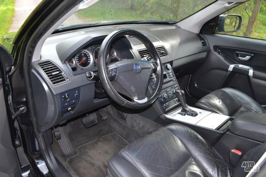 Black Volvo XC90 2012 in Vilnius, with an engine capacity of 2.40 L and mileage of 299 thousand km for 11200 €, photo 13 on AUTOMOTO.COM.LV