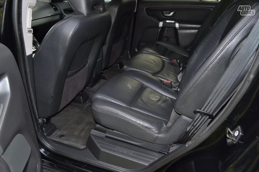 Black Volvo XC90 2012 in Vilnius, with an engine capacity of 2.40 L and mileage of 299 thousand km for 11200 €, photo 14 on AUTOMOTO.COM.LV