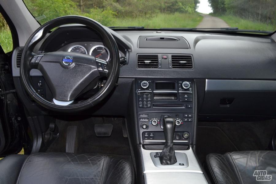 Black Volvo XC90 2012 in Vilnius, with an engine capacity of 2.40 L and mileage of 299 thousand km for 11200 €, photo 16 on AUTOMOTO.COM.LV