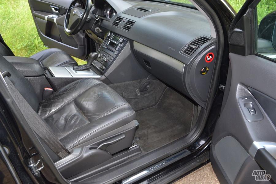 Black Volvo XC90 2012 in Vilnius, with an engine capacity of 2.40 L and mileage of 299 thousand km for 11200 €, photo 18 on AUTOMOTO.COM.LV