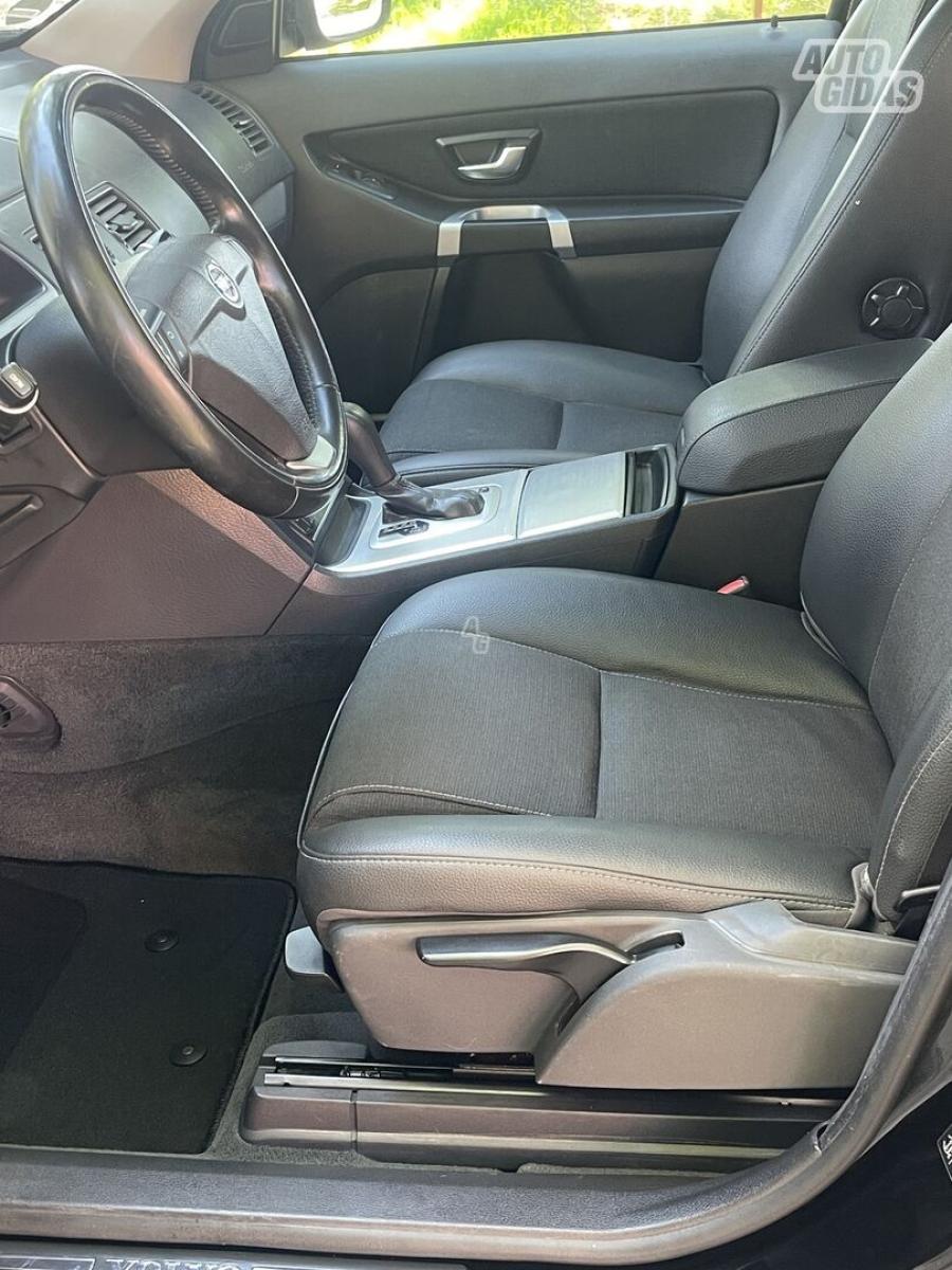 Black Volvo XC90 2012 in Vilnius, with an engine capacity of 2.40 L and mileage of 234 thousand km for 10999 €, photo 8 on AUTOMOTO.COM.LV