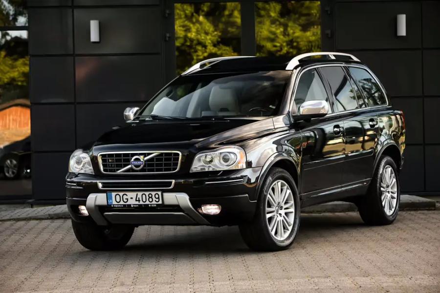 Black Volvo XC90 2012 in Jelgava, with an engine capacity of 2.40 L and mileage of 278 thousand km for 12999 €, photo 1 on AUTOMOTO.COM.LV