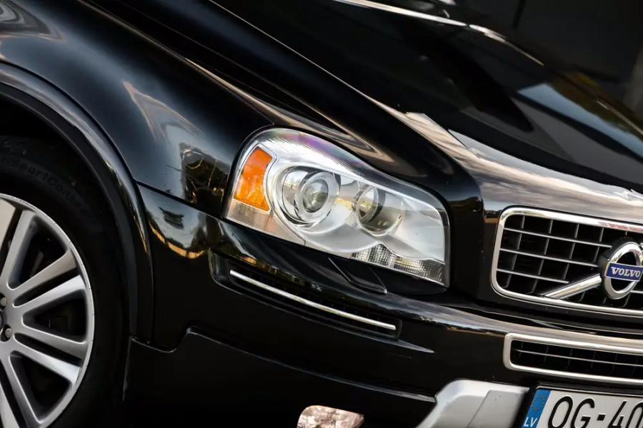 Black Volvo XC90 2012 in Jelgava, with an engine capacity of 2.40 L and mileage of 278 thousand km for 12999 €, photo 3 on AUTOMOTO.COM.LV