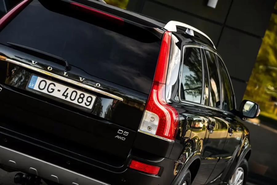 Black Volvo XC90 2012 in Jelgava, with an engine capacity of 2.40 L and mileage of 278 thousand km for 12999 €, photo 4 on AUTOMOTO.COM.LV