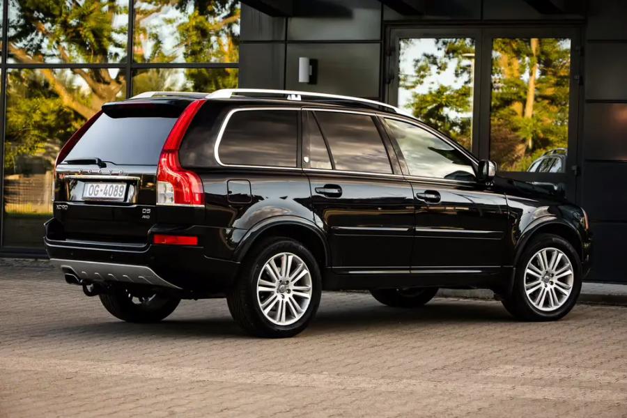 Black Volvo XC90 2012 in Jelgava, with an engine capacity of 2.40 L and mileage of 278 thousand km for 12999 €, photo 6 on AUTOMOTO.COM.LV