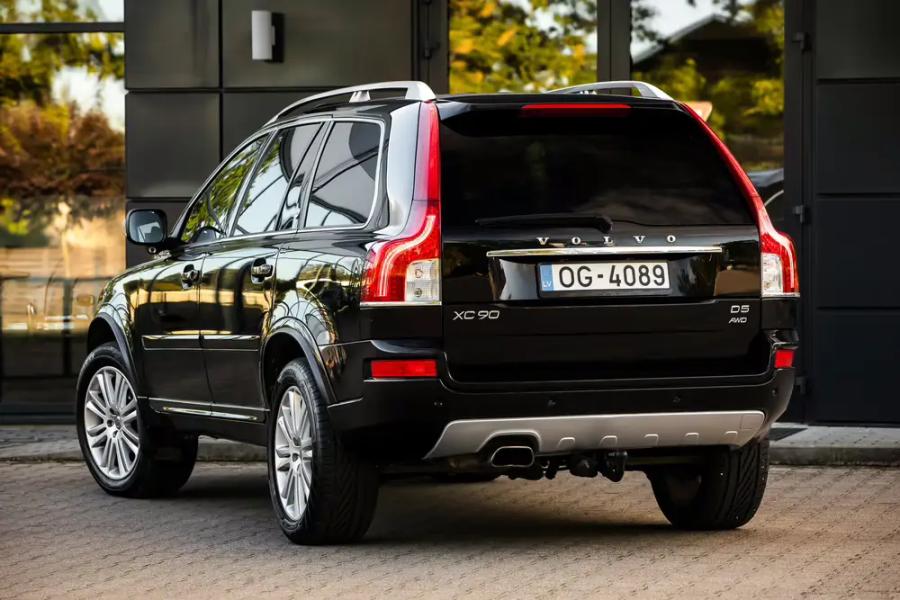 Black Volvo XC90 2012 in Jelgava, with an engine capacity of 2.40 L and mileage of 278 thousand km for 12999 €, photo 8 on AUTOMOTO.COM.LV