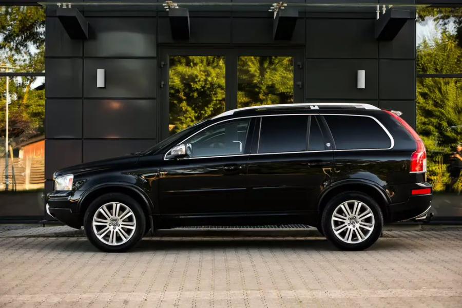 Black Volvo XC90 2012 in Jelgava, with an engine capacity of 2.40 L and mileage of 278 thousand km for 12999 €, photo 12 on AUTOMOTO.COM.LV