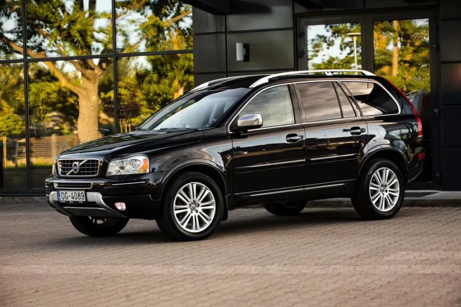 Black Volvo XC90 2012 in Jelgava, with an engine capacity of 2.40 L and mileage of 278 thousand km for 12999 €, photo 13 on AUTOMOTO.COM.LV