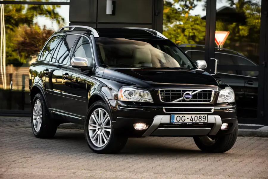 Black Volvo XC90 2012 in Jelgava, with an engine capacity of 2.40 L and mileage of 278 thousand km for 12999 €, photo 16 on AUTOMOTO.COM.LV