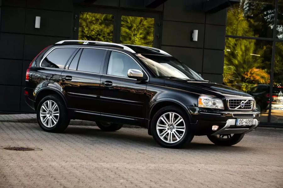 Black Volvo XC90 2012 in Jelgava, with an engine capacity of 2.40 L and mileage of 278 thousand km for 12999 €, photo 17 on AUTOMOTO.COM.LV