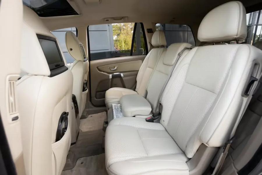 Black Volvo XC90 2012 in Jelgava, with an engine capacity of 2.40 L and mileage of 278 thousand km for 12999 €, photo 23 on AUTOMOTO.COM.LV