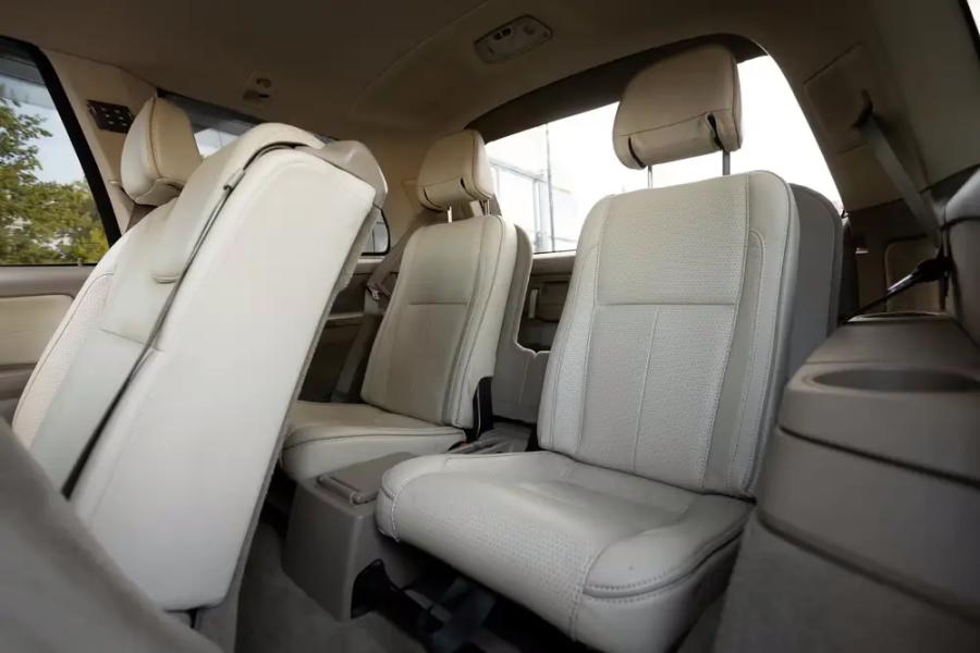 Black Volvo XC90 2012 in Jelgava, with an engine capacity of 2.40 L and mileage of 278 thousand km for 12999 €, photo 25 on AUTOMOTO.COM.LV