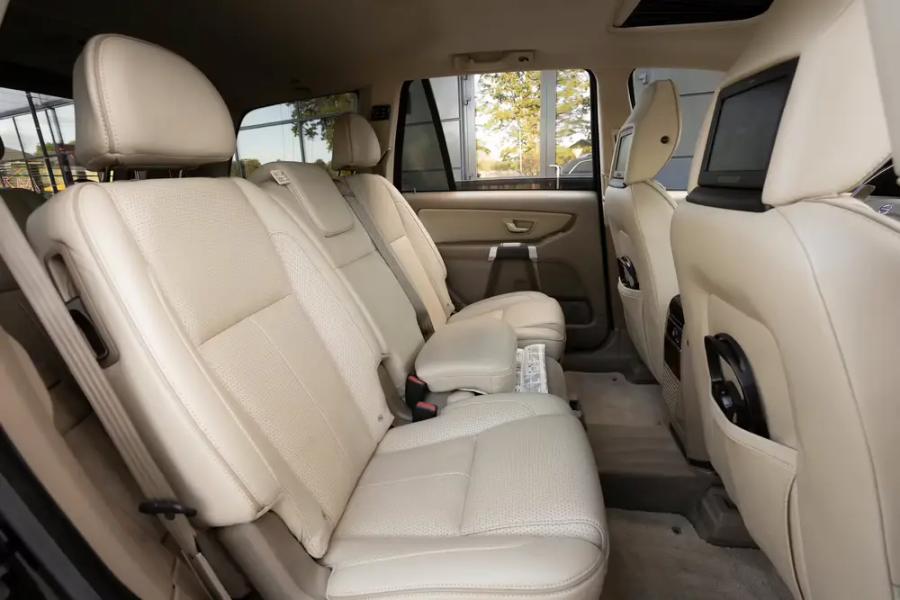 Black Volvo XC90 2012 in Jelgava, with an engine capacity of 2.40 L and mileage of 278 thousand km for 12999 €, photo 26 on AUTOMOTO.COM.LV
