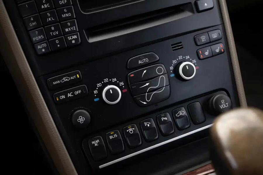 Black Volvo XC90 2012 in Jelgava, with an engine capacity of 2.40 L and mileage of 278 thousand km for 12999 €, photo 30 on AUTOMOTO.COM.LV