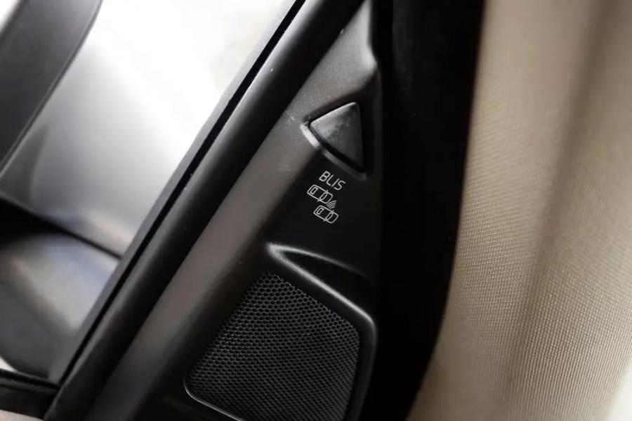 Black Volvo XC90 2012 in Jelgava, with an engine capacity of 2.40 L and mileage of 278 thousand km for 12999 €, photo 31 on AUTOMOTO.COM.LV